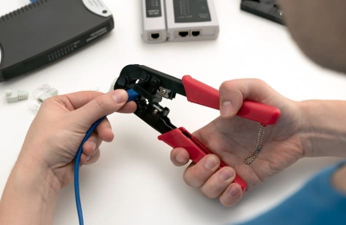 Apa itu Crimping Kabel LAN dan Fungsinya untuk Jaringan Internet?